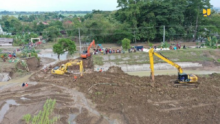 Penanganan Banjir Demak, Kementerian PU Lakukan Perbaikan Darurat 2 Titik Tanggul Jebol Sungai ...